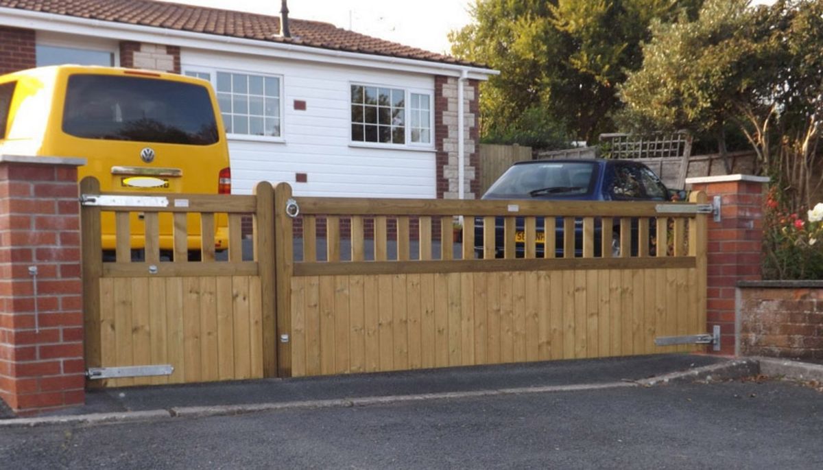 Banff Driveway Gates | Products | Fountain Timber